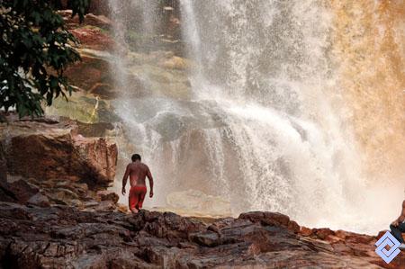 Banco de Occidente :::. Indígena de la etnia Tikuna en busca del güio ...